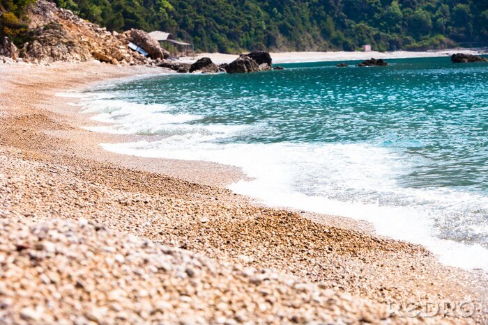 Bild Steinstrand und tropisches Meer nach Maß - myredro.de