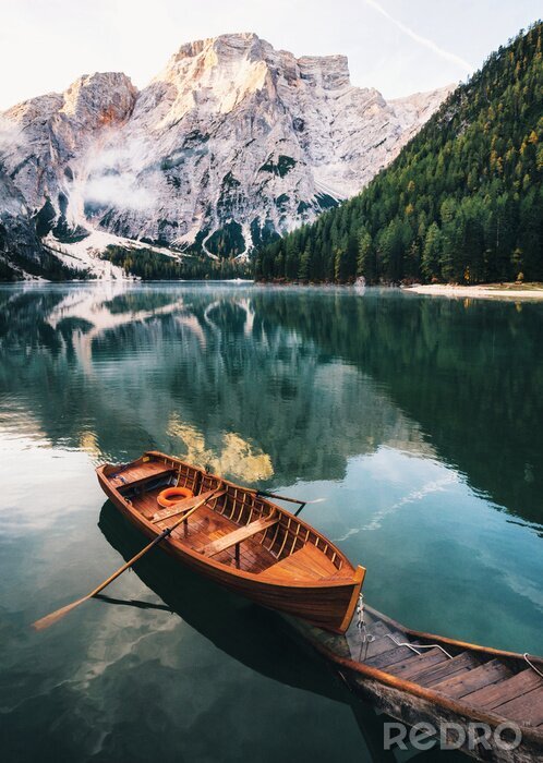 Fototapete Holzboot auf dem See in den Bergen nach Maß - myredro.de